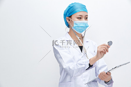 白色背景下手持病历夹的巡查医生人像高清摄影大图-千库网