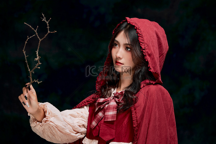 影棚内角色扮演童话人物小红帽的少女高清摄影大图-千库网