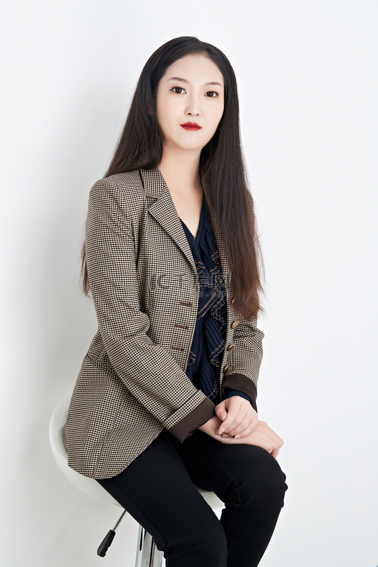 白色背景下的美丽商务女性肖像高清摄影大图-千库网
