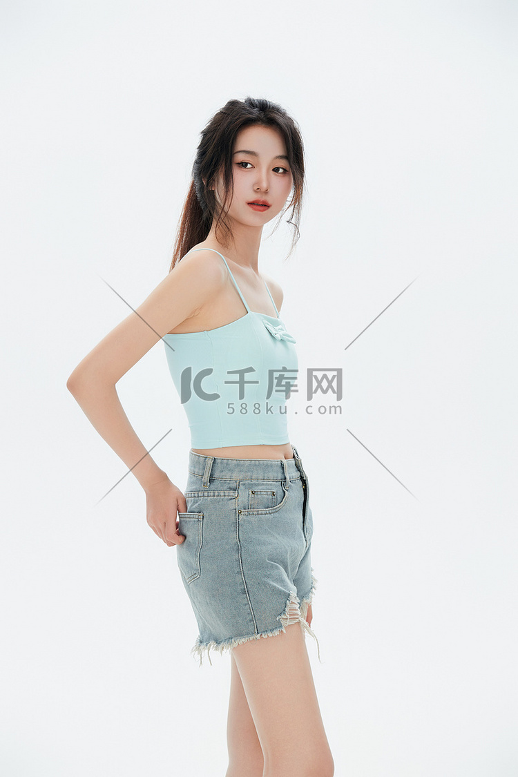 白色背景里的中国女性大学生高清摄影大图-千库网