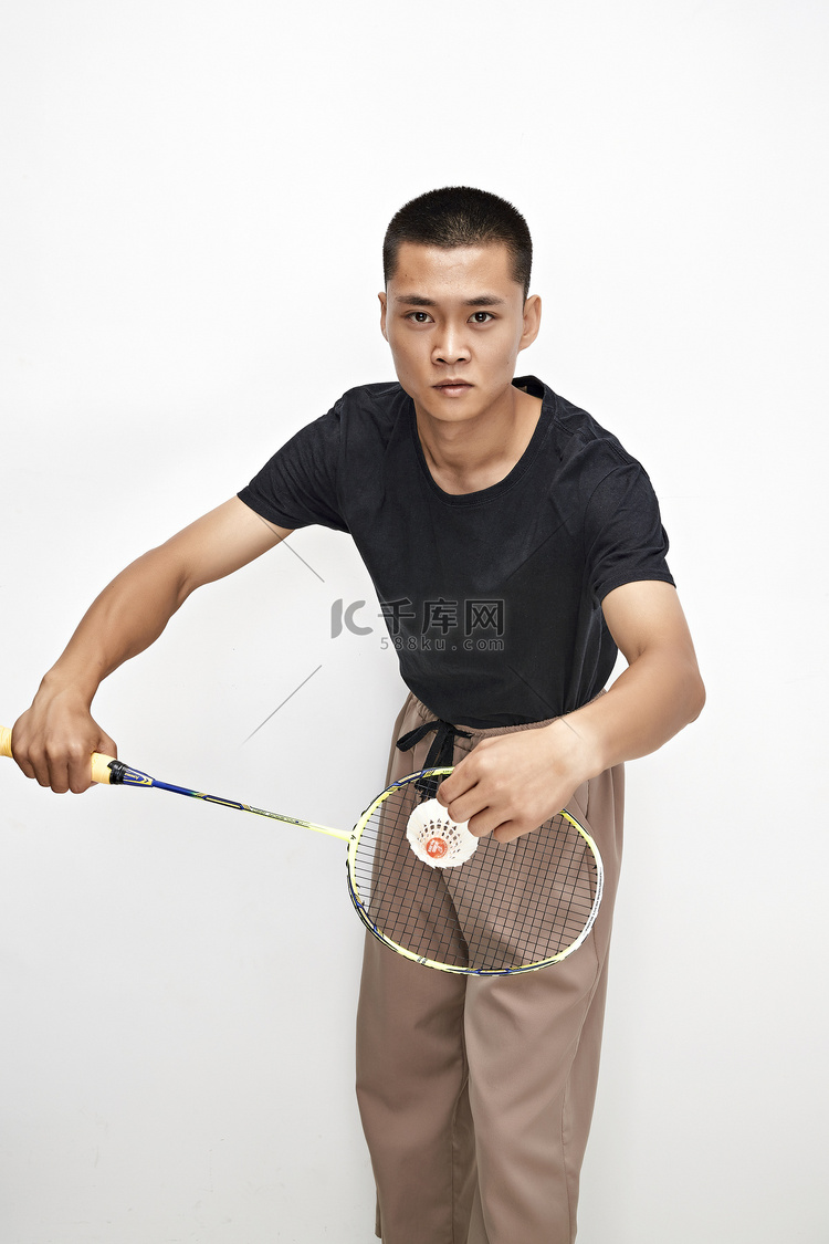 白色背景下健硕的亚洲羽毛球运动员形象高清摄影大图-千库网