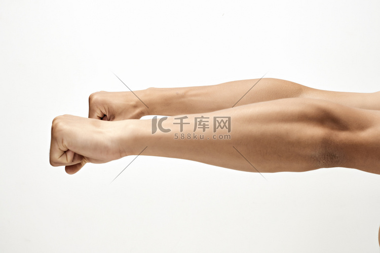 白色背景下的伸展手臂肌肉特写高清摄影大图-千库网