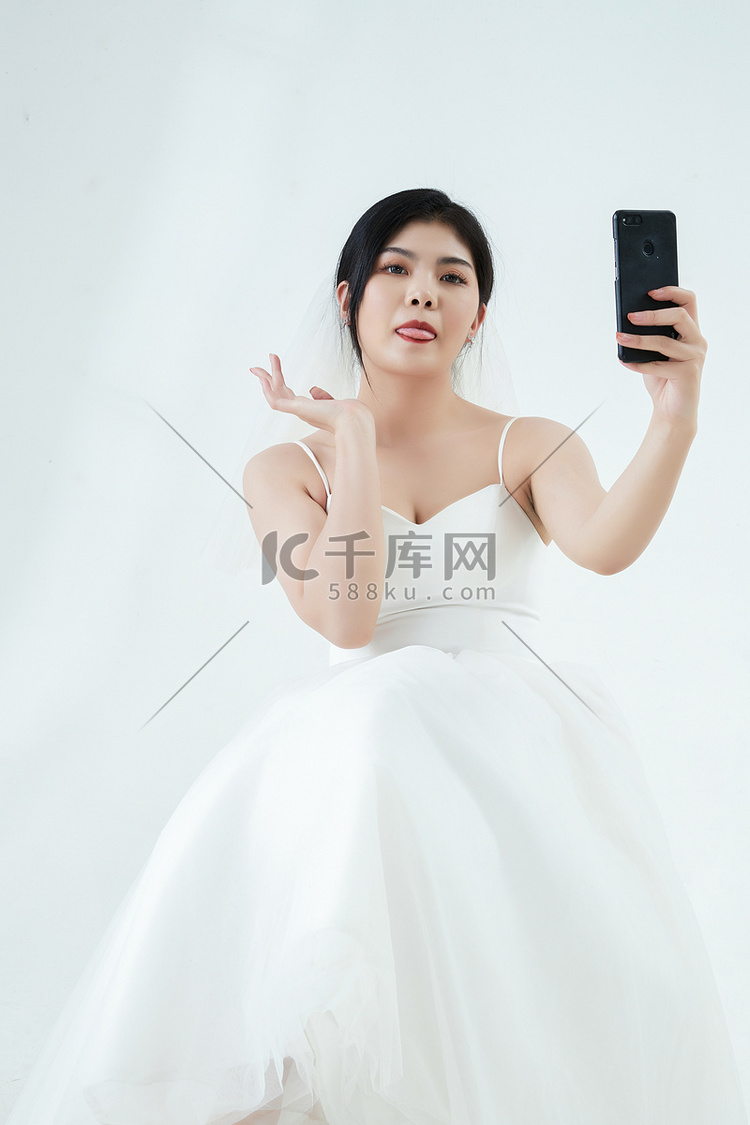 沉浸在网络恋爱世界的亚洲女性高清摄影大图-千库网