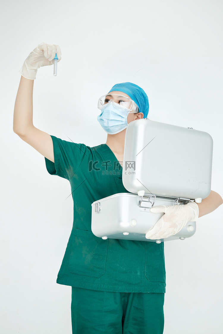 手持外科医疗手术器械箱的年轻女性医生高清摄影大图-千库网