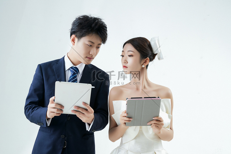 过度使用电子设备而忽略情感的夫妻高清摄影大图-千库网