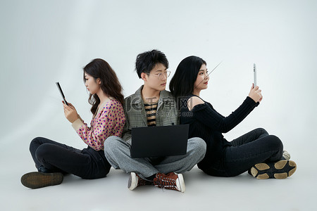 沉浸在网络恋爱世界的青年男女高清摄影大图-千库网