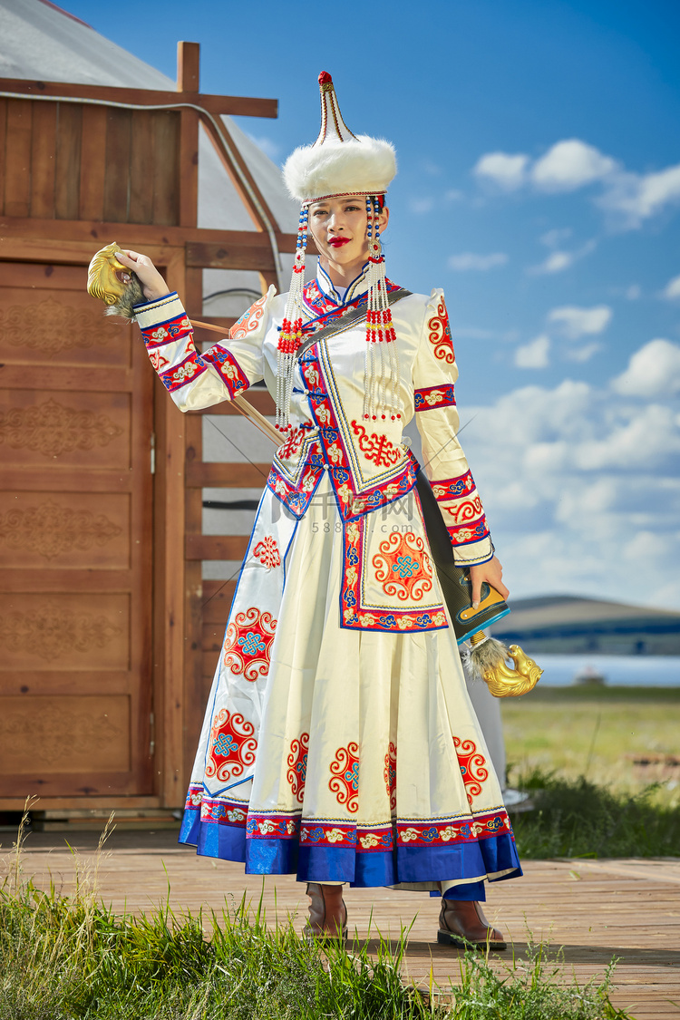 草原湖畔身穿蒙古族饰手持弓箭的蒙族少女高清摄影大图-千库网