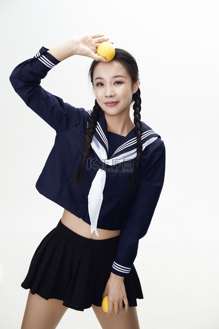 吃水果的亚洲东方长发少女高清摄影大图-千库网