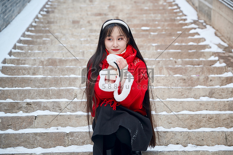 雪后在老城古巷穿着喜庆服饰的亚洲少女高清摄影大图-千库网