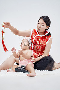 妈妈陪伴宝宝快乐的玩耍高清摄影大图-千库网