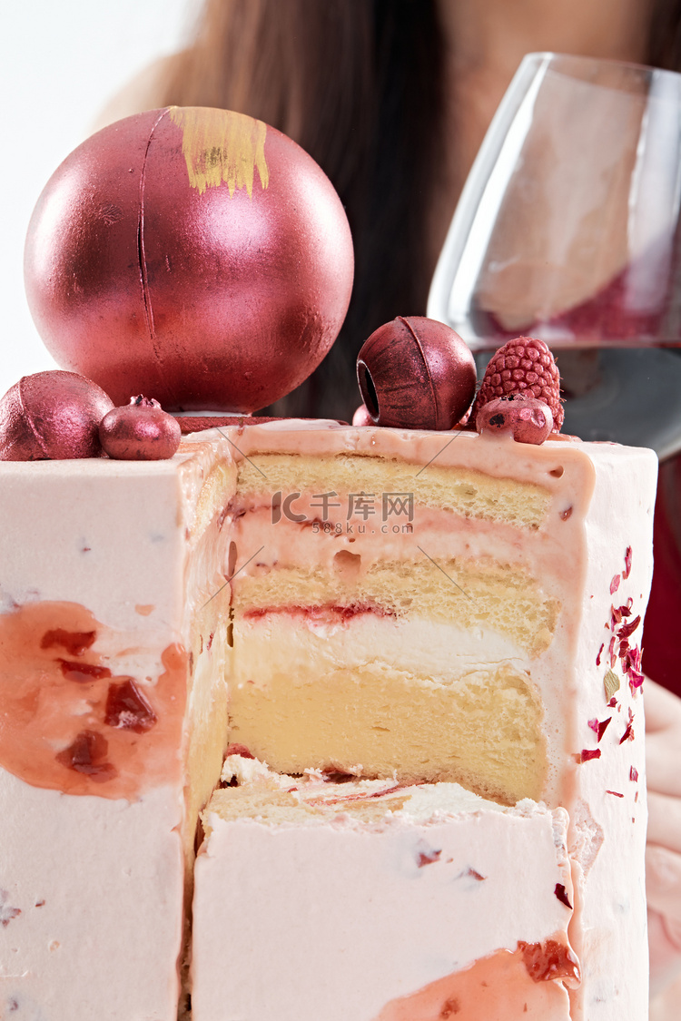 喝红酒品尝蛋糕的年轻女性高清摄影大图-千库网