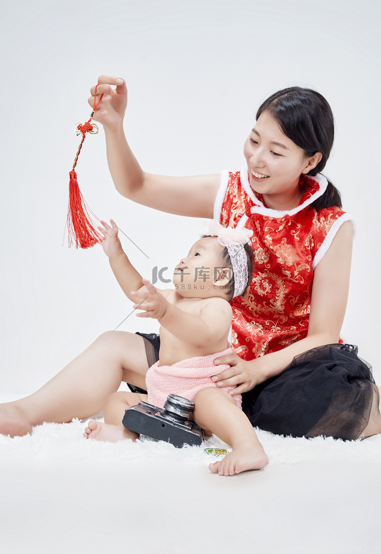 妈妈陪伴宝宝快乐的玩耍高清摄影大图-千库网