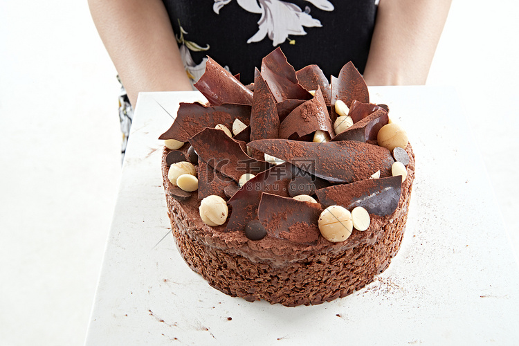 喝红酒品尝蛋糕的年轻女性高清摄影大图-千库网