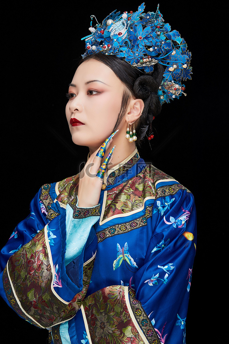 黑色背景下的清代女性古装造型清朝古装高清摄影大图-千库网