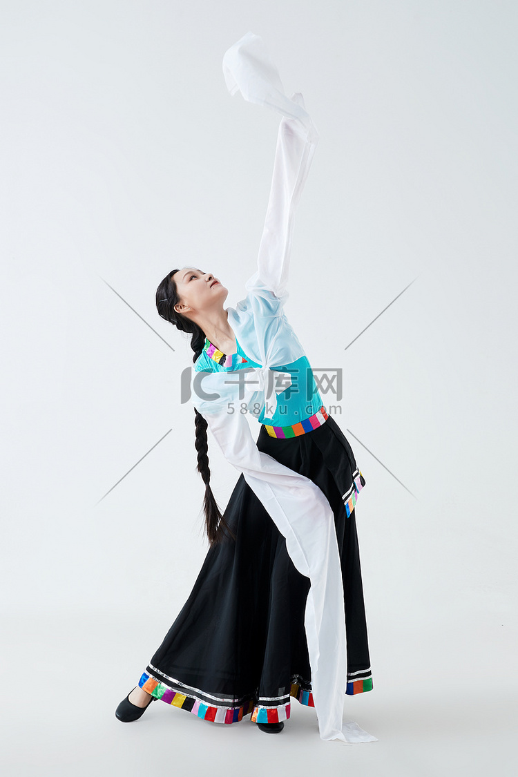 穿着藏族服饰跳着藏族舞蹈的少女高清摄影大图-千库网