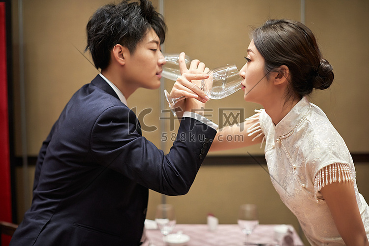 在酒店约会的亚洲青年情侣高清摄影大图-千库网