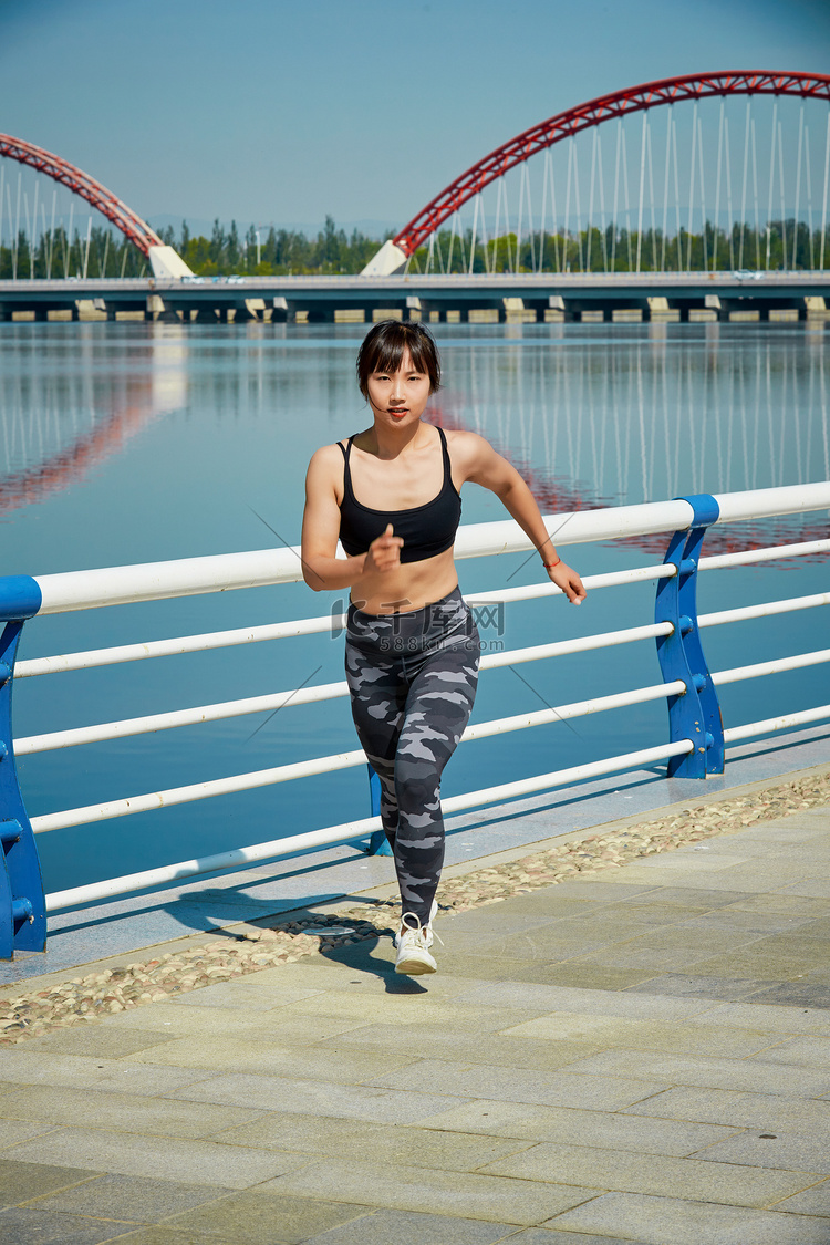 户外河畔公园进行跑步锻炼的亚洲女性高清摄影大图-千库网