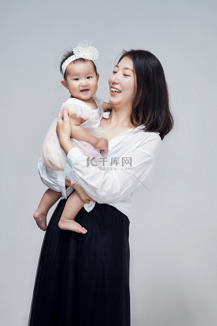 妈妈陪伴宝宝快乐的玩耍高清摄影大图-千库网