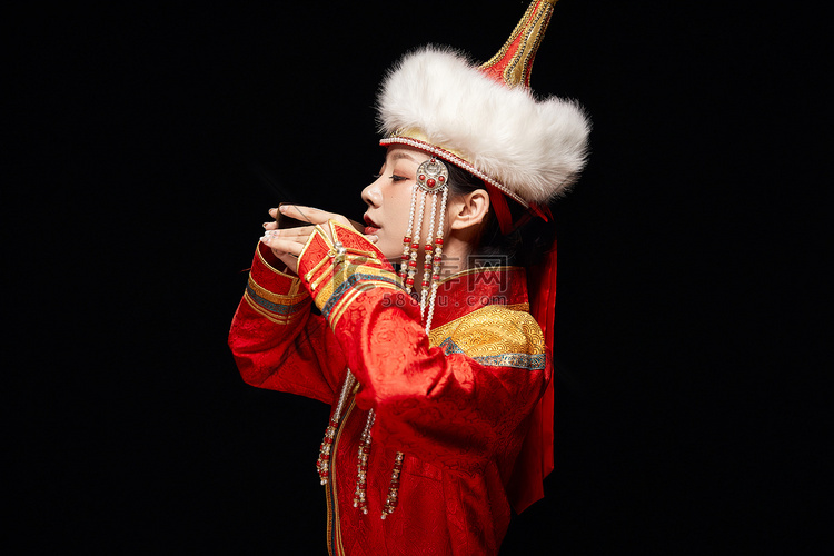 穿着蒙古族服饰的亚洲青年女性高清摄影大图-千库网