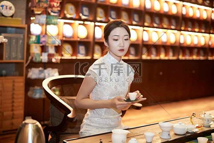 展示茶道文化的亚洲青年女性高清摄影大图-千库网