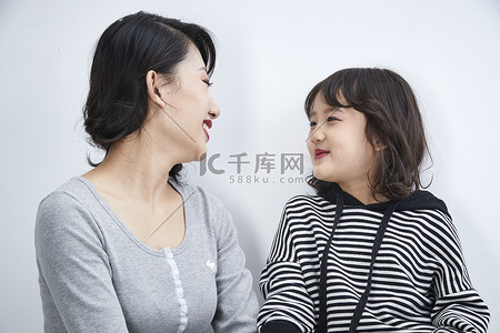 白色背景的美丽妈妈与可爱女儿亲子人像高清摄影大图-千库网