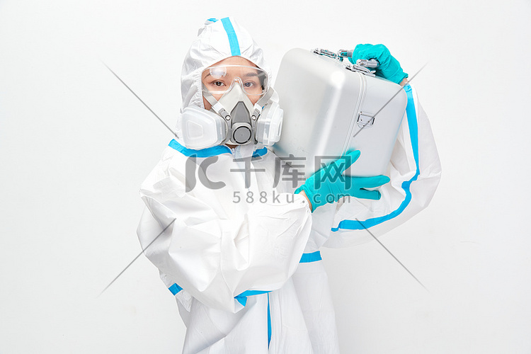 穿白色防护服佩戴护目镜口罩的女性医疗人员高清摄影大图-千库网