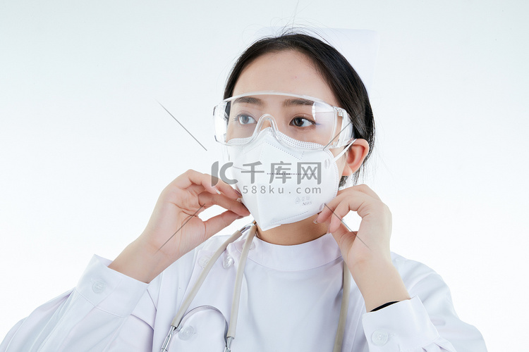 女性医护人员展示规范的口罩正确佩戴方式高清摄影大图-千库网