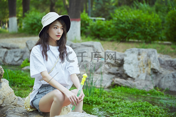 户外公园小溪旁悠闲惬意的亚洲少女高清摄影大图 千库网