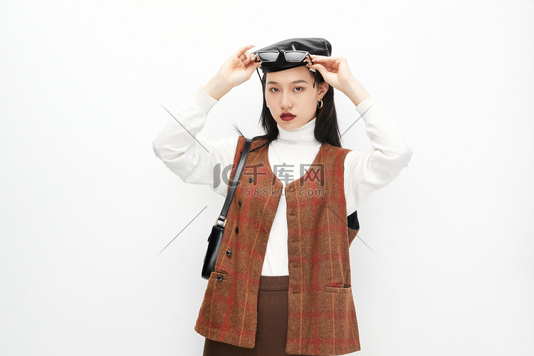 身穿复古服装的亚洲少女人像高清摄影大图-千库网