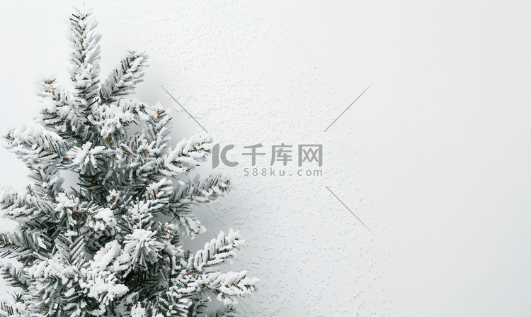 白色背景雪纹理复制空间上的白色圣诞装饰圣诞树高清摄影大图-千库网