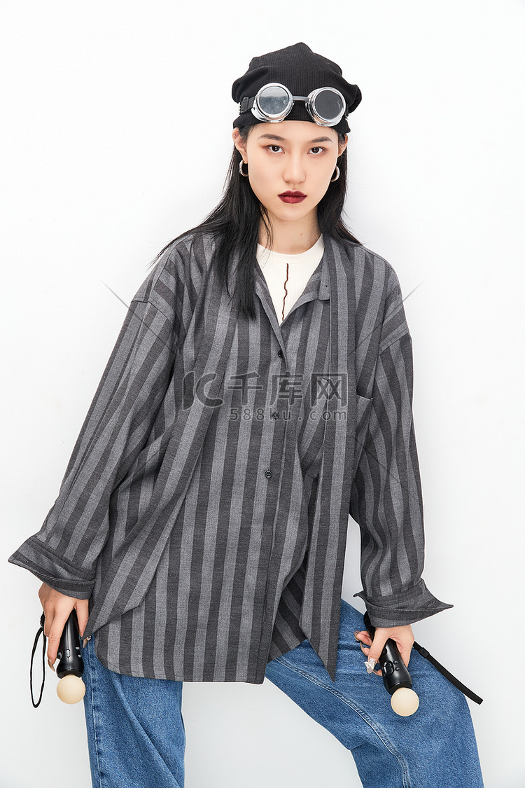 手持电子游戏操控器的亚洲少女高清摄影大图-千库网