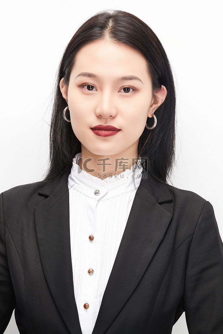 身穿西服拿着文件夹的美丽商务女士高清摄影大图-千库网