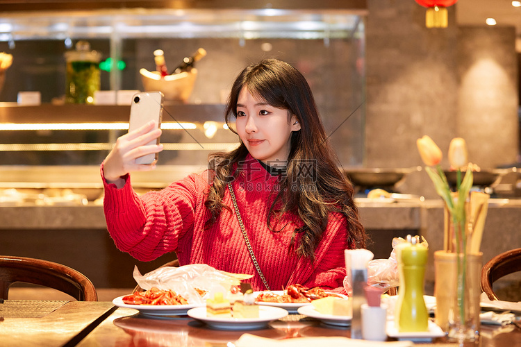 在酒店自助餐厅大吃特吃的可爱少女高清摄影大图-千库网