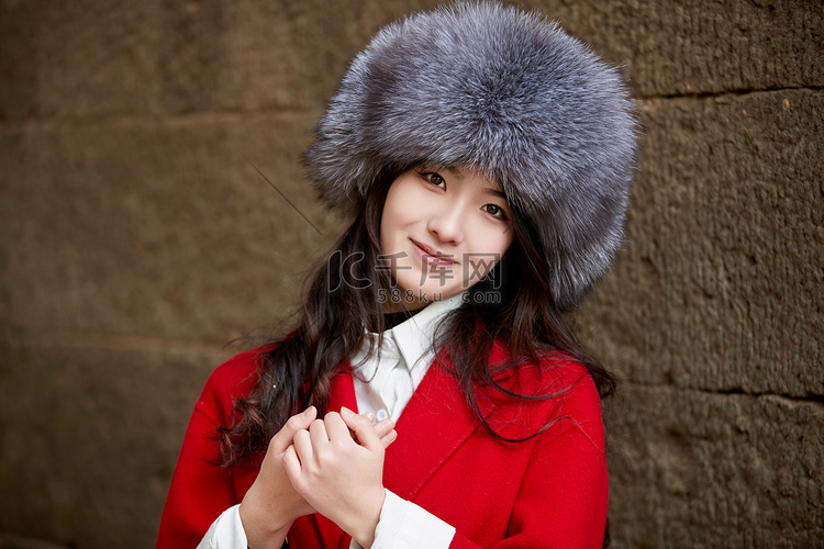 春节在老城古巷穿着喜庆服饰的美丽少女高清摄影大图-千库网