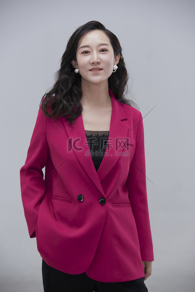 白色背景下职场职业成年女性经理人公关高清摄影大图-千库网