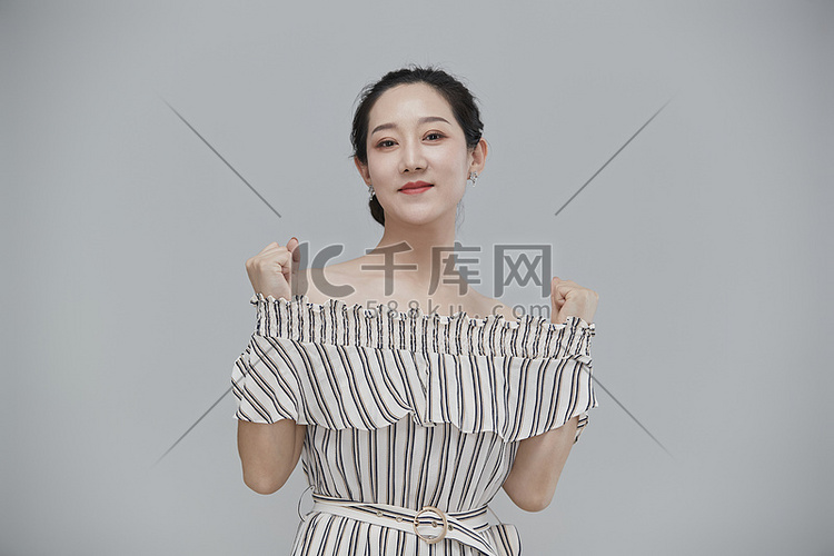 白色背景下穿着休闲时装的成年女性高清摄影大图-千库网