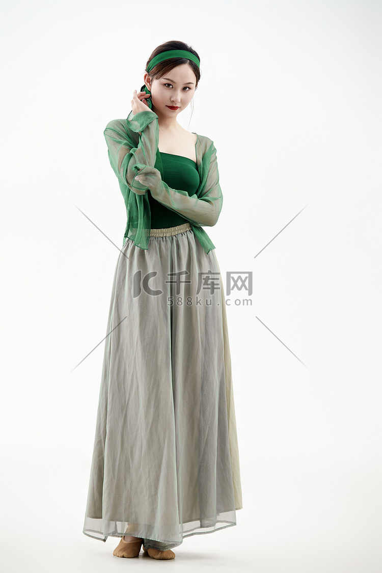 身穿青色古典舞蹈服装手拿蒲扇跳舞的少女高清摄影大图-千库网