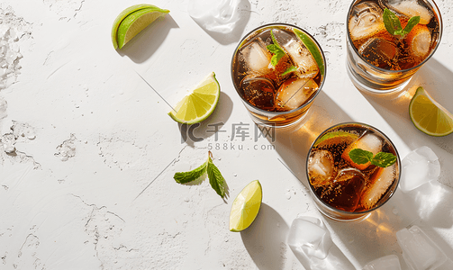 白色纹理桌面上的古巴自由杯高清摄影大图-千库网