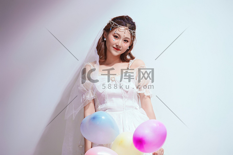 穿着公主裙手拿气球庆祝生日的亚洲女性高清摄影大图-千库网