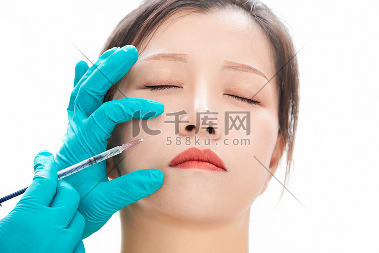 做面部注射整形的亚洲女士高清摄影大图-千库网