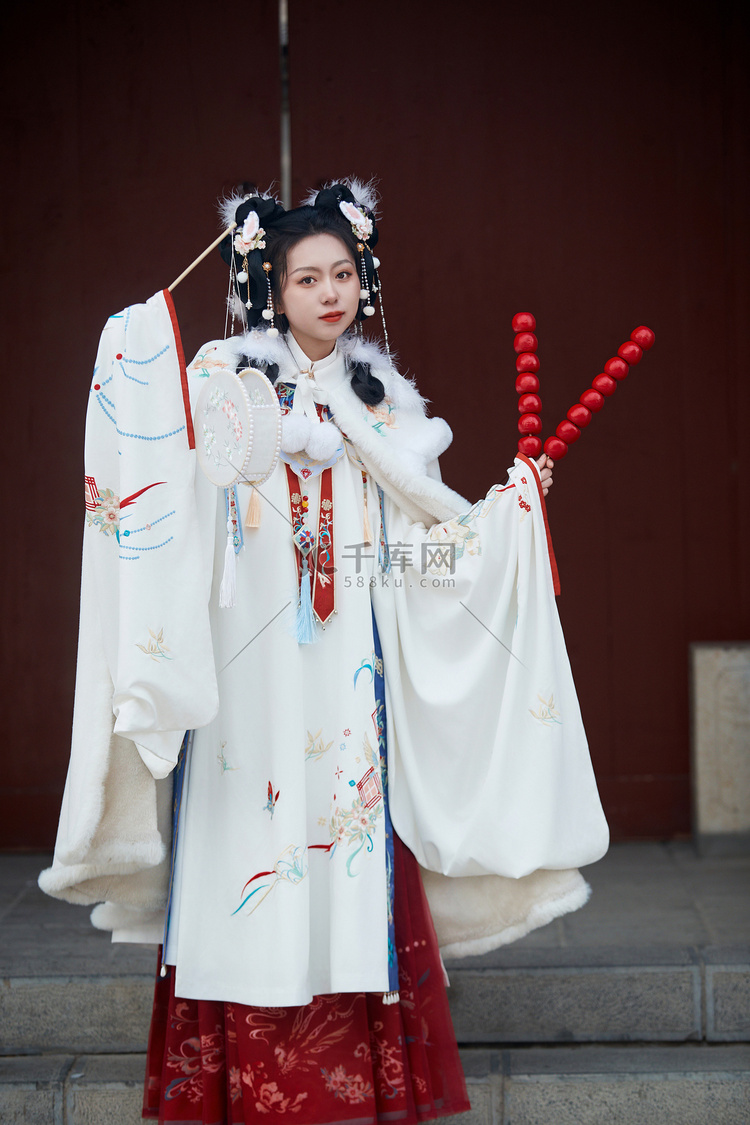 大雪后户外身穿明朝汉服的亚洲少女高清摄影大图-千库网