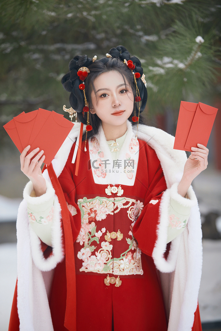 雪天户外身穿中式红色汉服的亚洲少女高清摄影大图-千库网