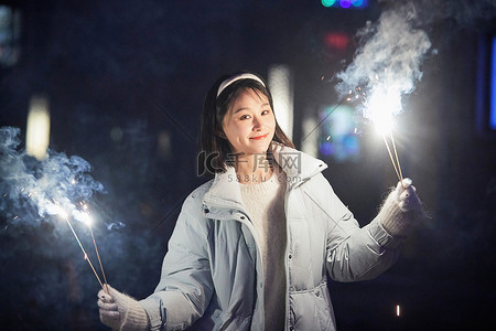 除夕夜燃放烟火烟花的快乐中国少女高清摄影大图-千库网