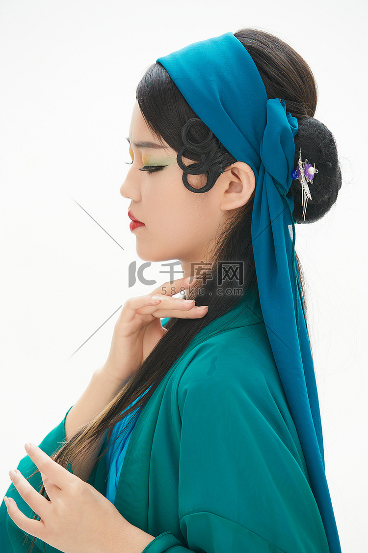 民间故事白蛇传中小青服饰妆面的亚洲少女高清摄影大图-千库网