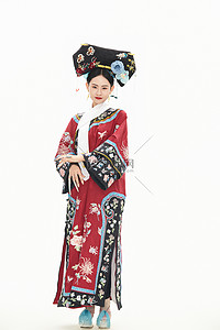 白色背景下穿着中国清朝宫廷服饰的少女高清摄影大图-千库网