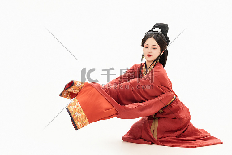 白色背景下穿着中国春秋战国时代服饰的少女高清摄影大图-千库网
