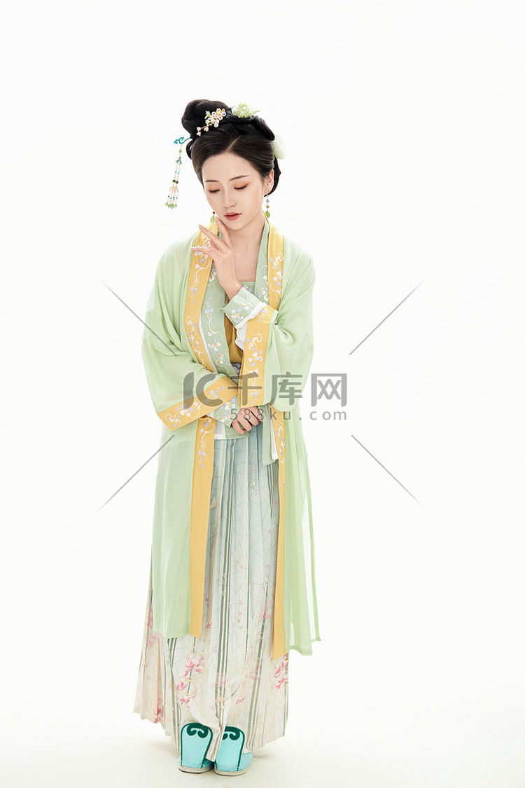白色背景下穿着南北宋朝汉服的少女高清摄影大图-千库网