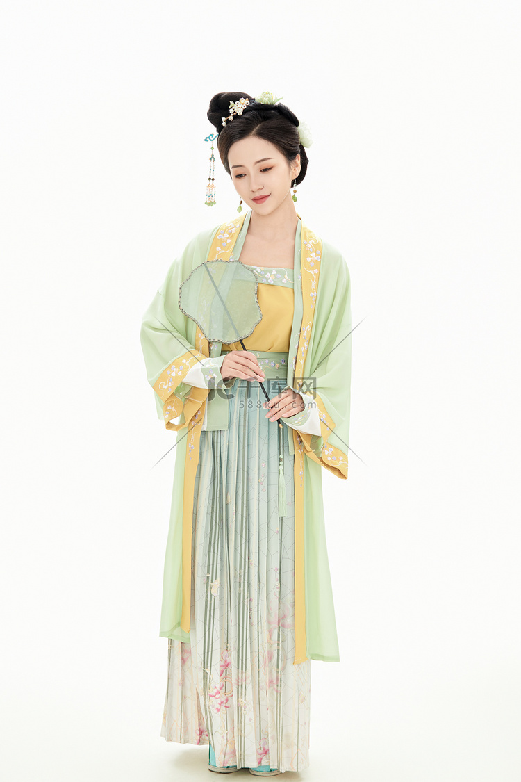 白色背景下穿着南北宋朝汉服的少女高清摄影大图-千库网