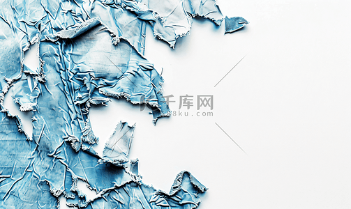 白色背景上撕破的蓝色牛仔裤的纹理高清摄影大图-千库网