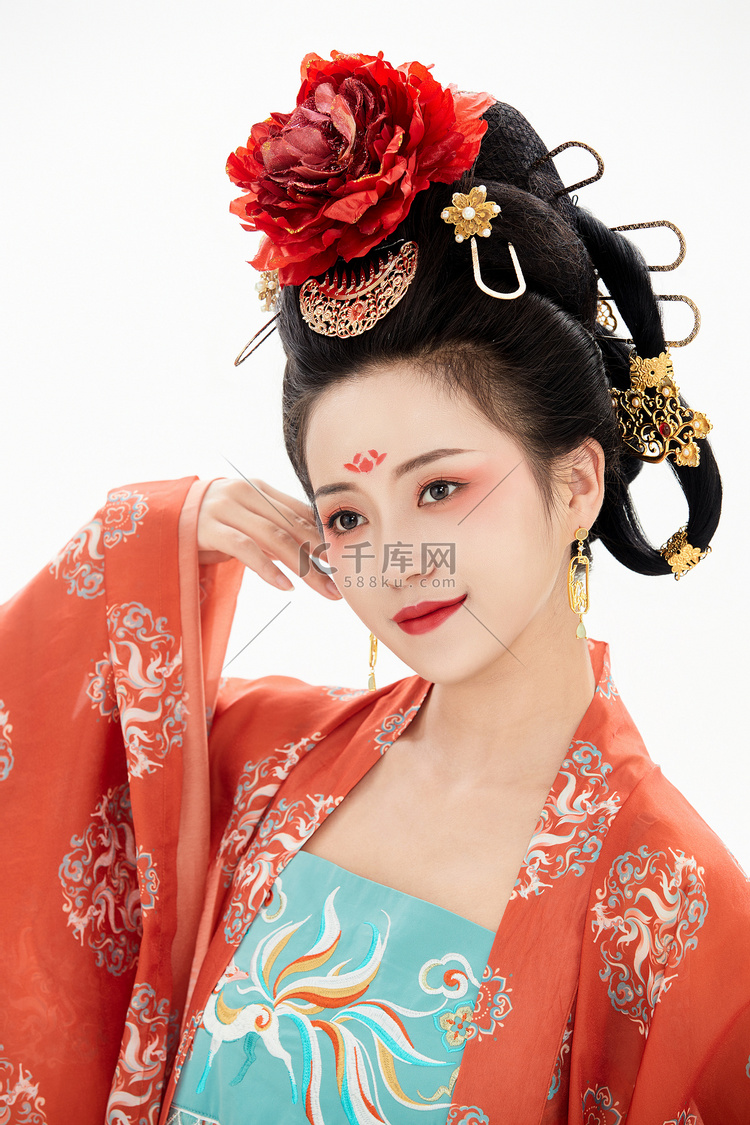 白色背景下穿着中国唐朝服饰的少女高清摄影大图-千库网